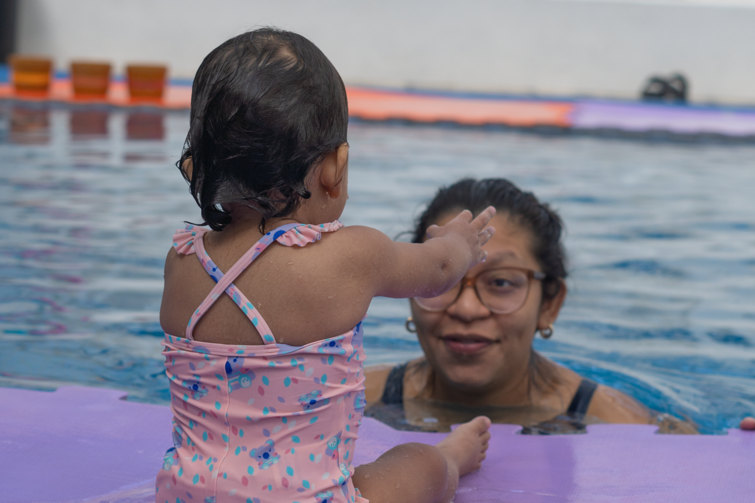 La mejor edad para empezar clases de natación para bebés | Waterproof